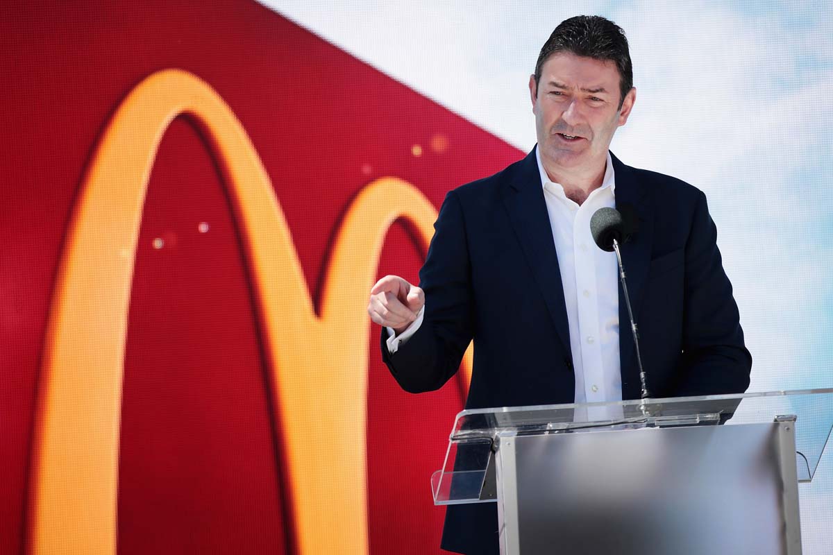 Stephen Easterbrook, exCEO de McDonald’s, fue multado con $400,000 ...