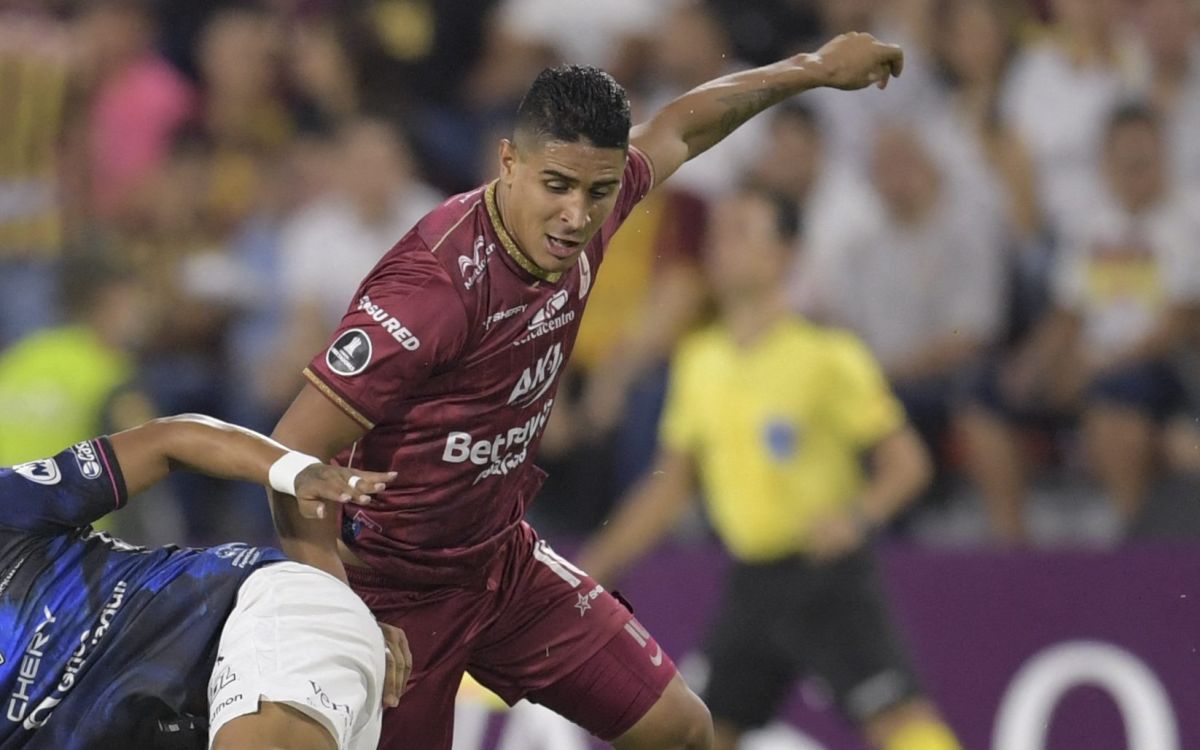 Fanático salta a la cancha y agrede con golpes y empujones a un jugador ...