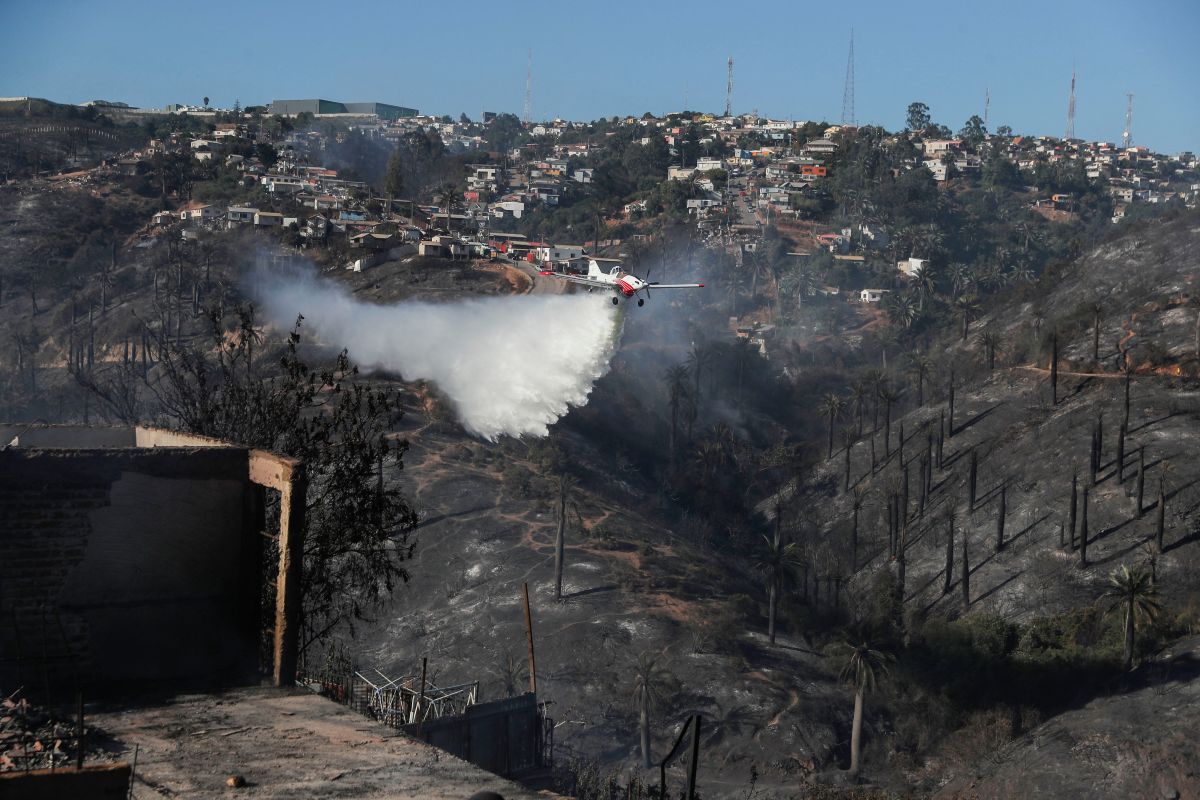 Incendio forestal que azota el centro de Chile deja al menos cuatro ...