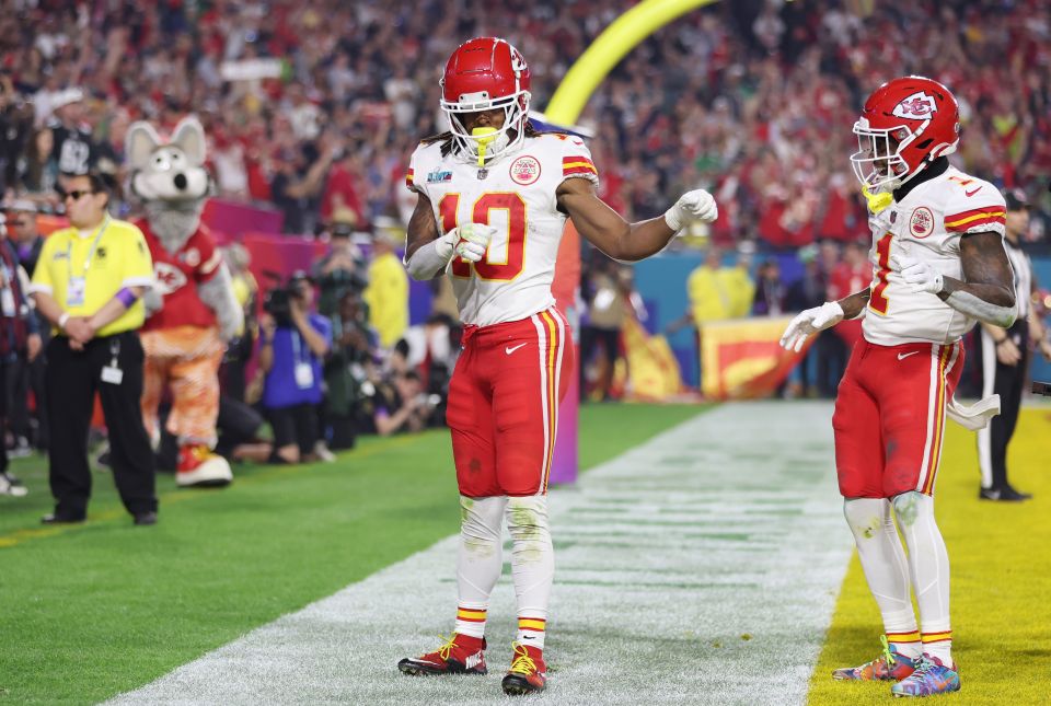 Hispano y novato de Chiefs, Isiah Pacheco, marcó uno de los touchdown ...