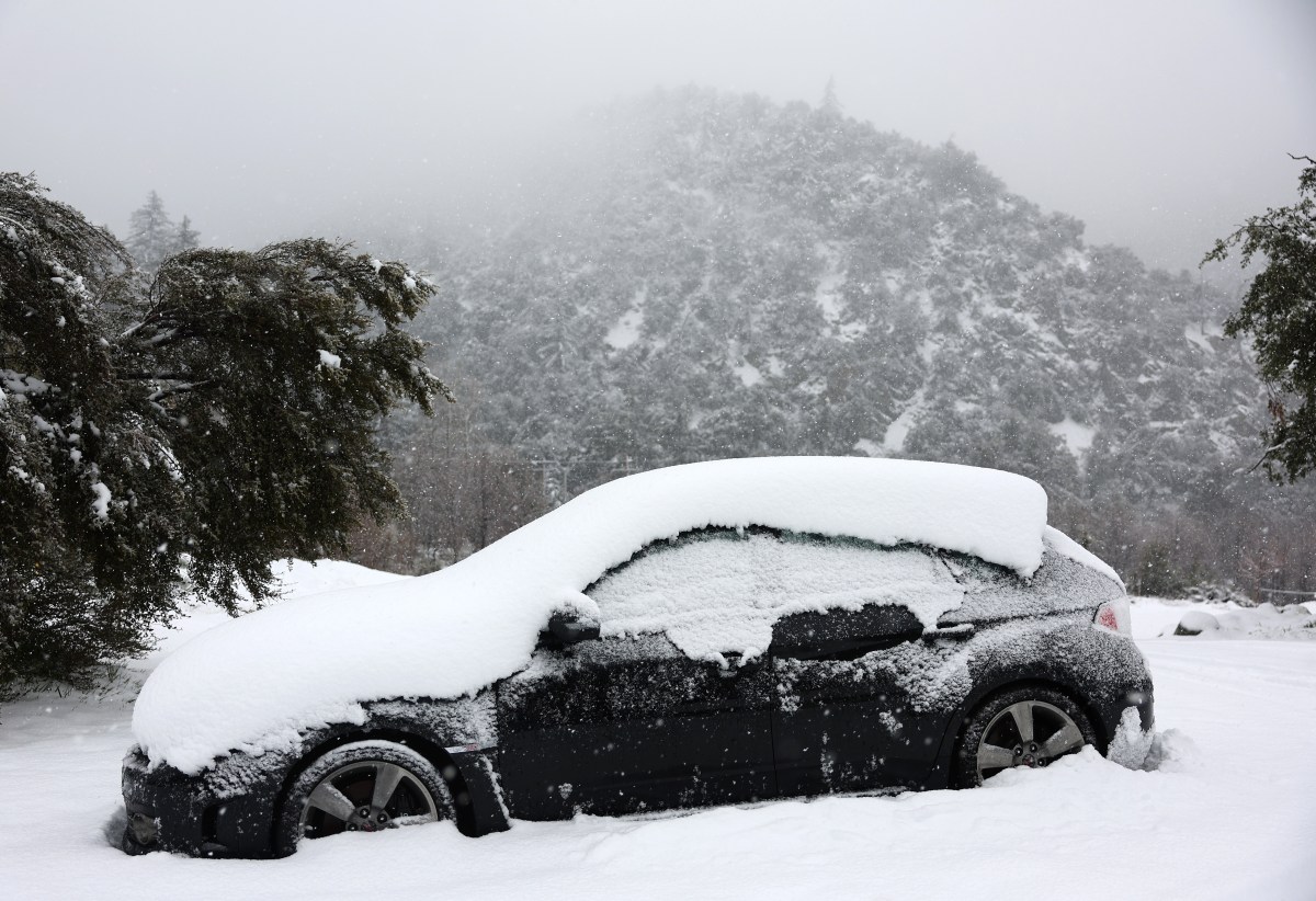 Poderosa pero inusual tormenta en California deja hasta un pie de nieve ...
