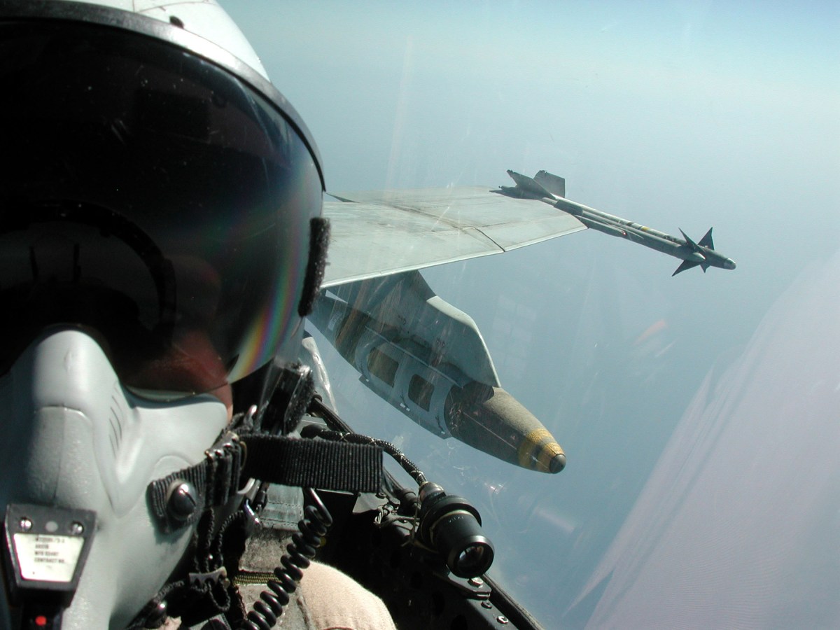 Por qué Estados Unidos usó misiles y no balas económicas para derribar ...