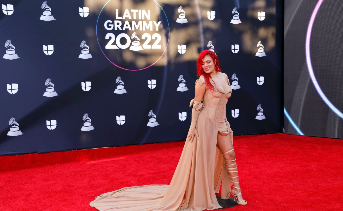 Karol G presume su cuerpo en un bikini negro y con grandes cadenas - El Diario NY