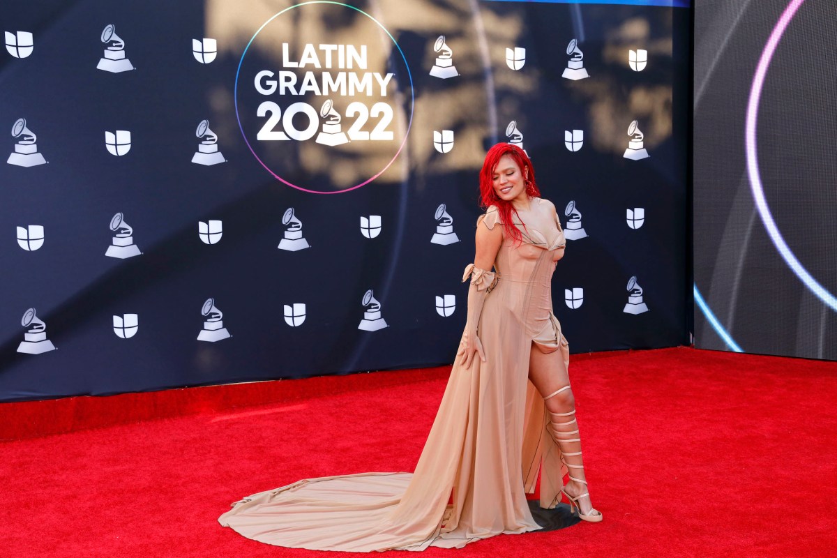 Karol G presume su cuerpo en un bikini negro y con grandes cadenas - El Diario NY