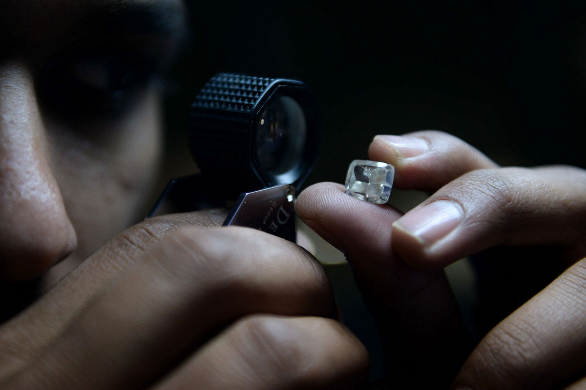 Hombre encuentra un valioso diamante durante una visita a un parque ...