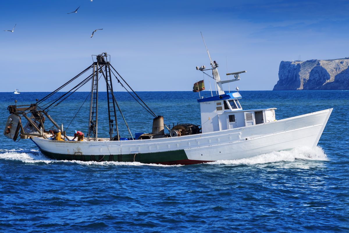 El impactante momento en el que un pequeño barco pesquero en Louisiana ...