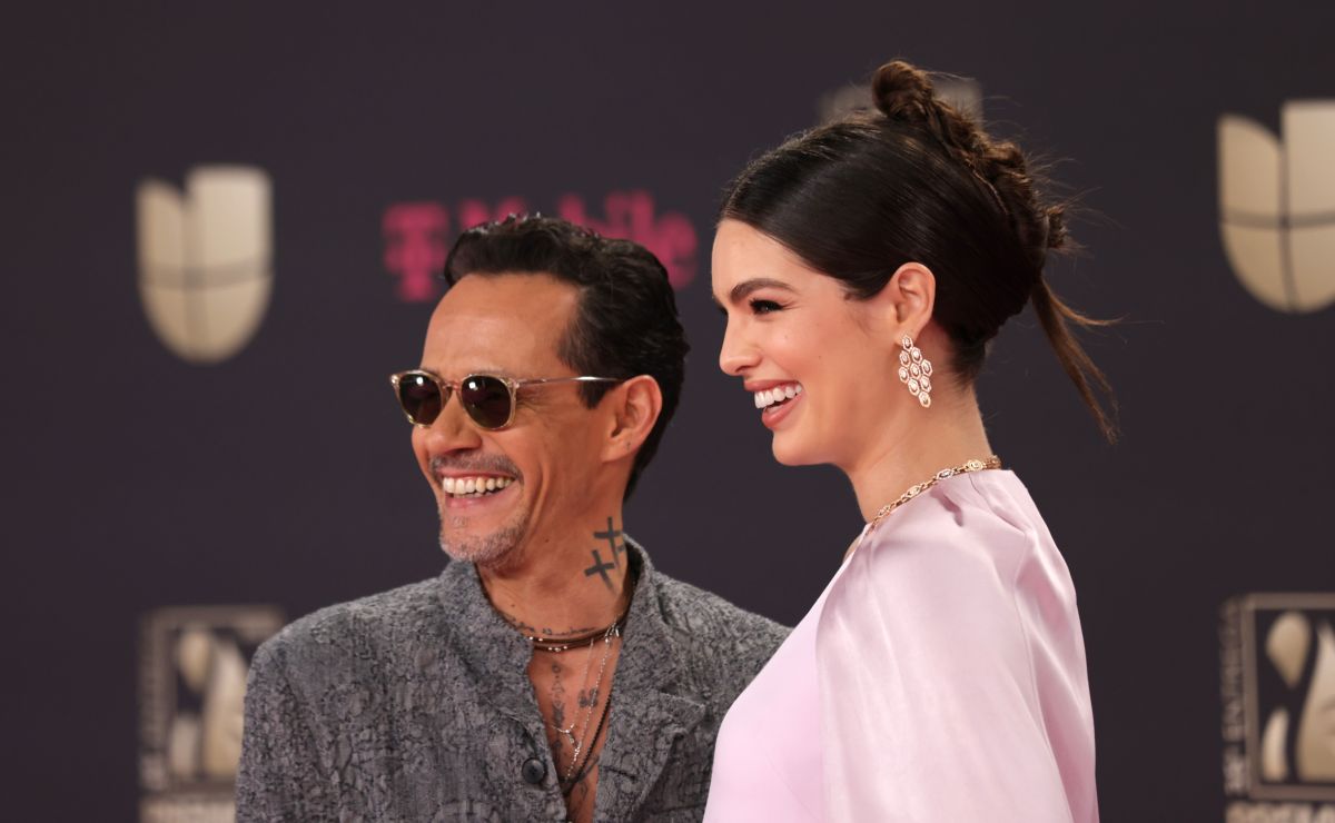 Nadia Ferreira disfruta la gira de Marc Anthony y desde el avión muestra el tamaño de su ...