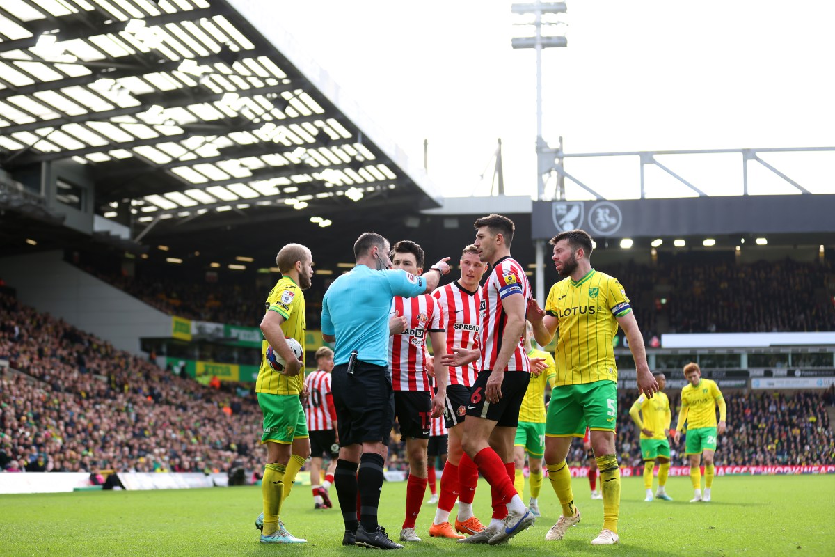 Futbolista del Sunderland besó a un rival del Norwich en pleno partido y casi se van a los ...