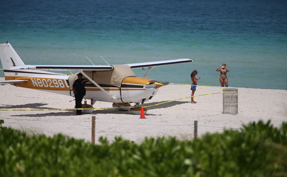 Mueren dos personas tras estrellarse una avioneta al norte de Miami ... Mueren dos personas tras estrellarse una avioneta al norte de Miami ...