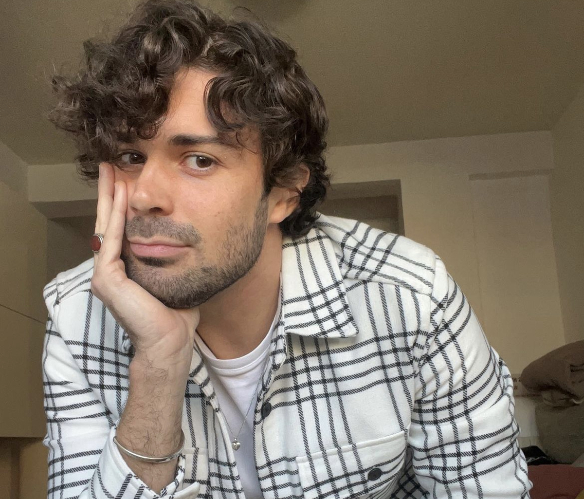 Héctor Pérez, el cantautor español, se convirtió en héroe por un día ...