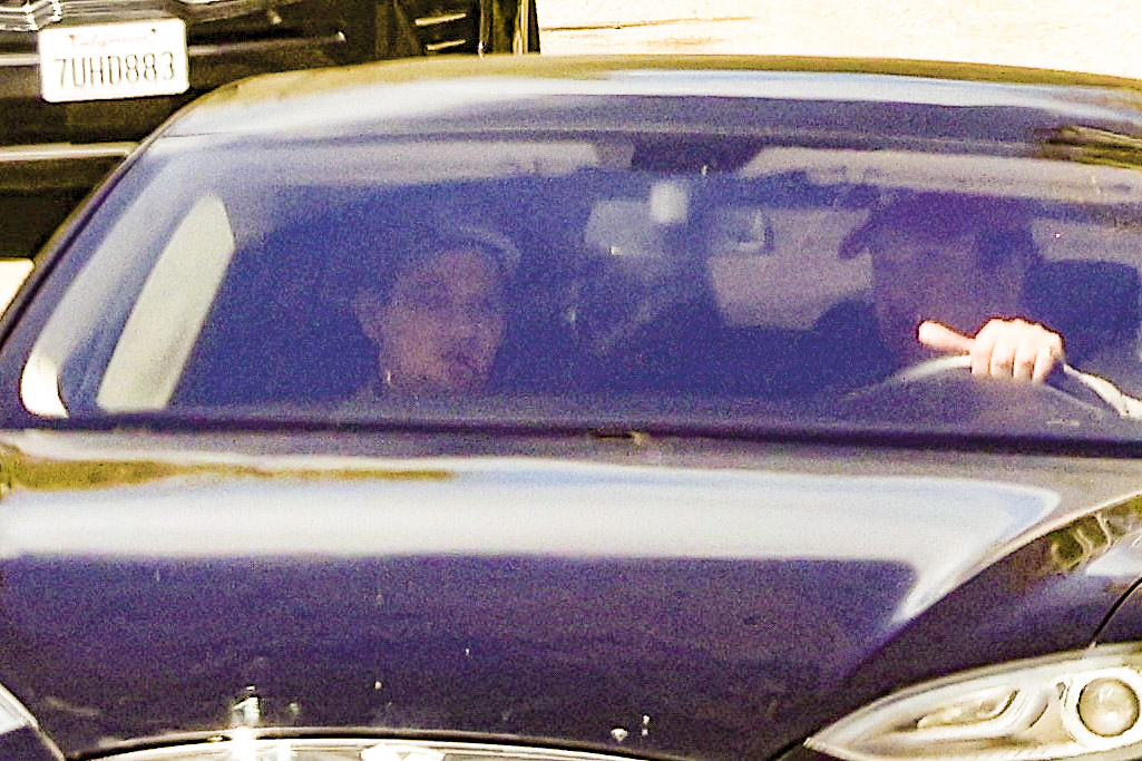 Captan a Jeremy Renner por primera vez tras el accidente que casi le ...