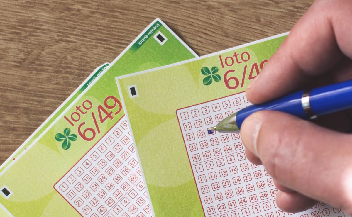 Mujer gana premio mayor de la lotería Lotto 6/49 después de solo jugar ...