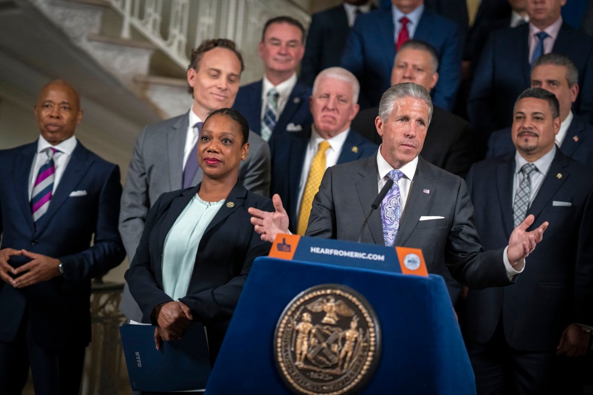 La Ciudad logra acuerdo tentativo con el sindicato del NYPD - El Diario NY