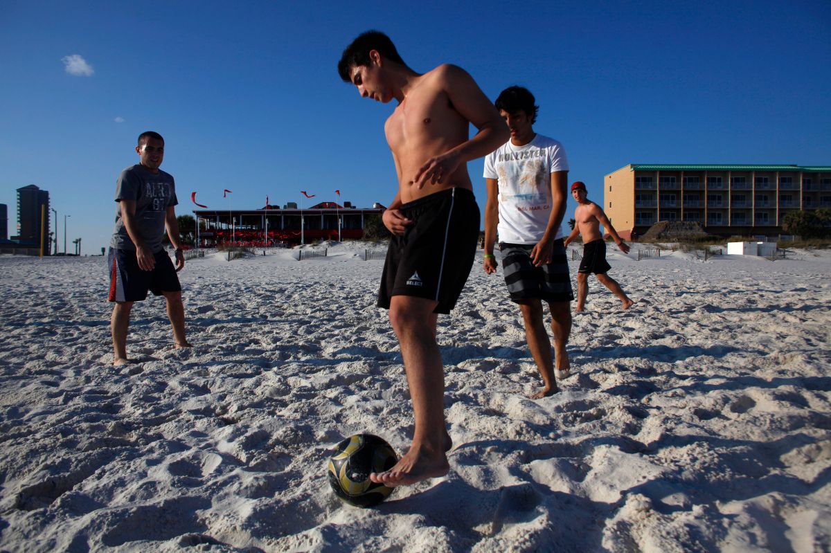 Menor de 16 años muere en playa de Florida tras lanzarse al rescate de ...