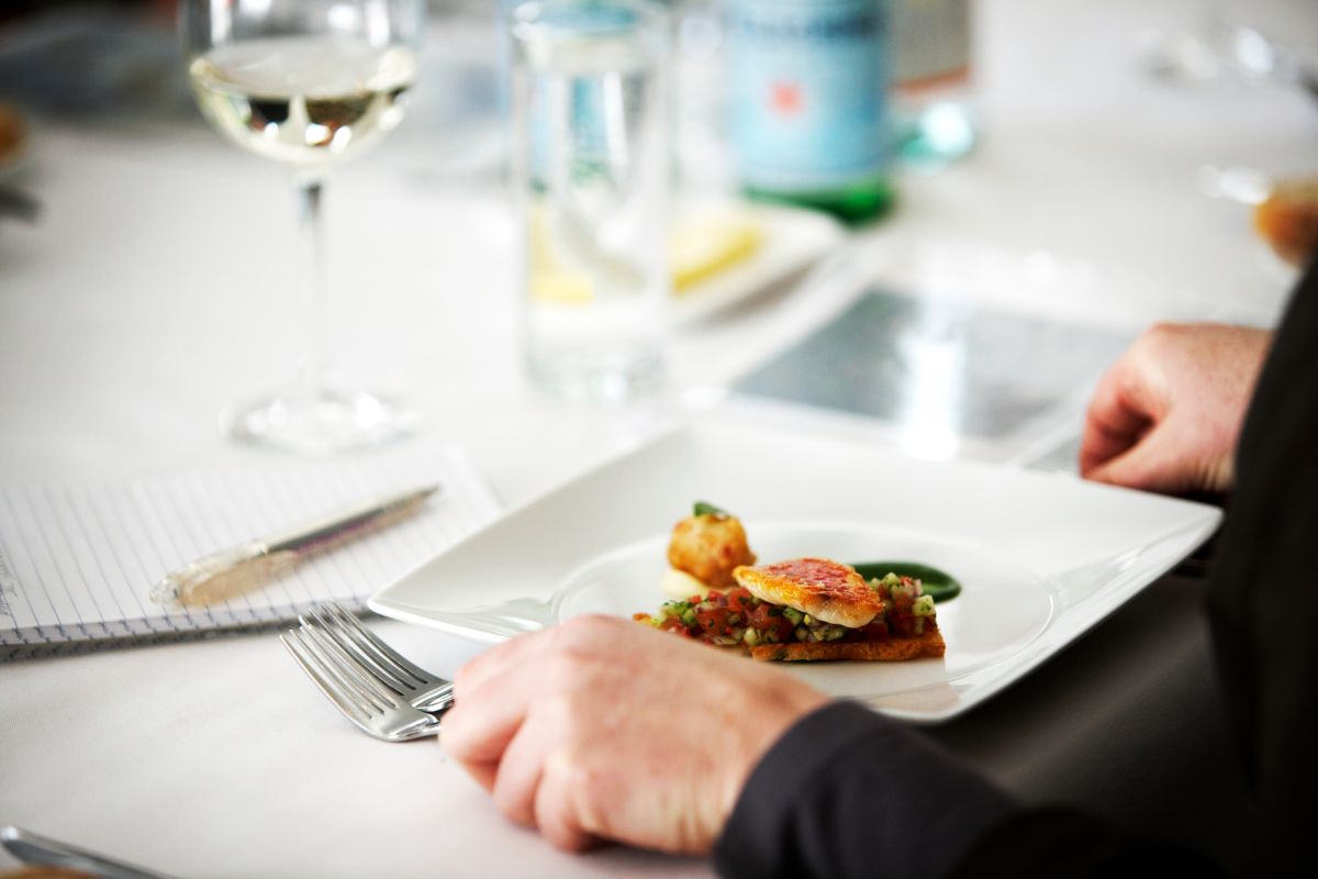 Joven obtiene comida gratis en restaurante al hacerse pasar por crítico ...