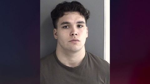 Jugador de fútbol americano de Iowa es acusado de violar a una mujer y ...