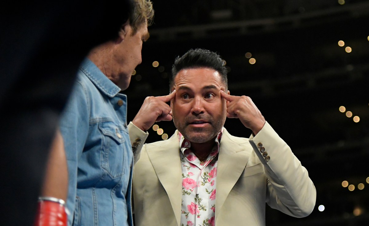 Óscar de la Hoya critica la actuación de Canelo Álvarez contra John ...
