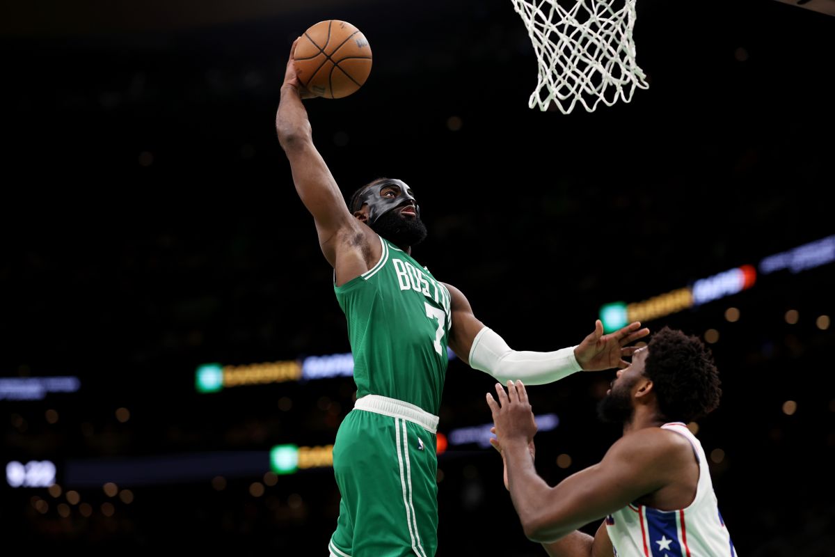 Boston Celtics reciben con una paliza al MVP Joel Embiid e igualan la ...
