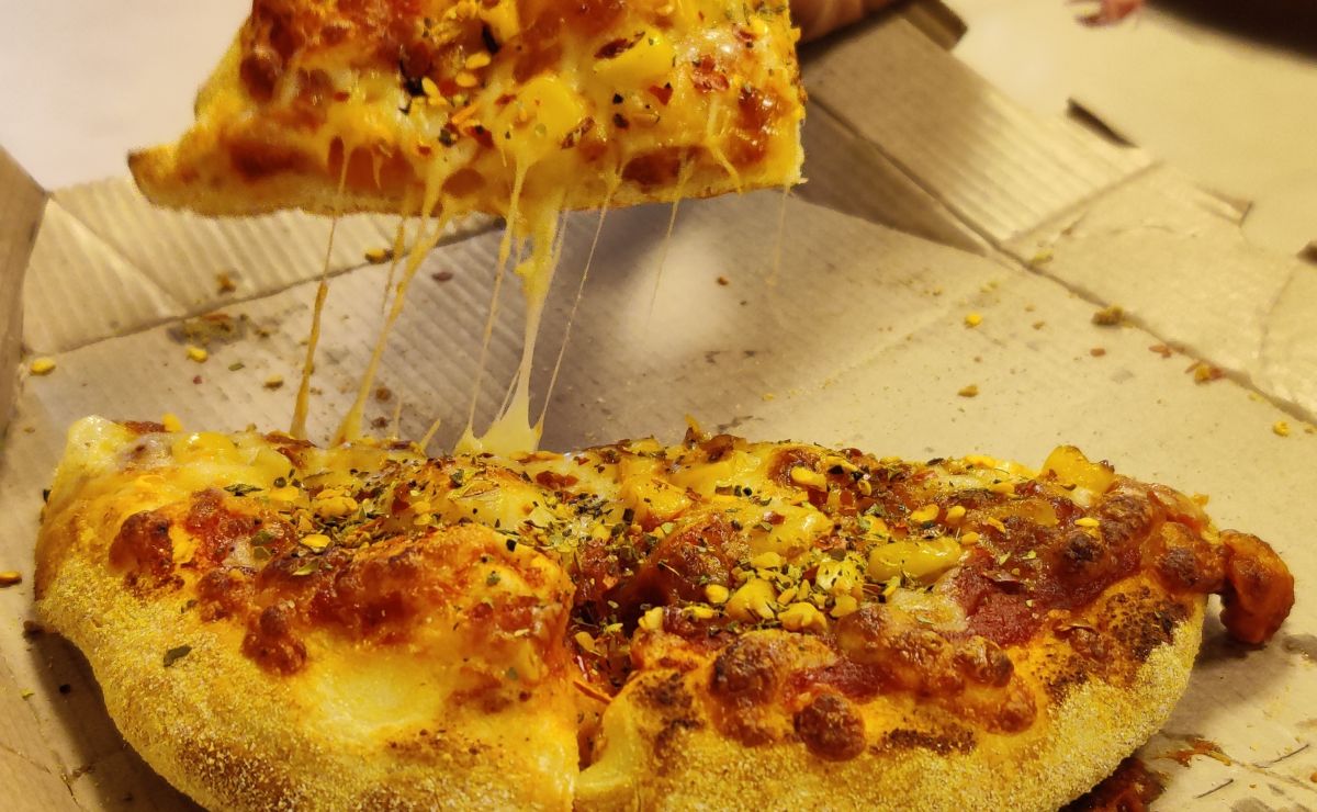 Cliente de Domino’s Pizza dice que atrapó a empleados a punto de comerse la pizza que había ...