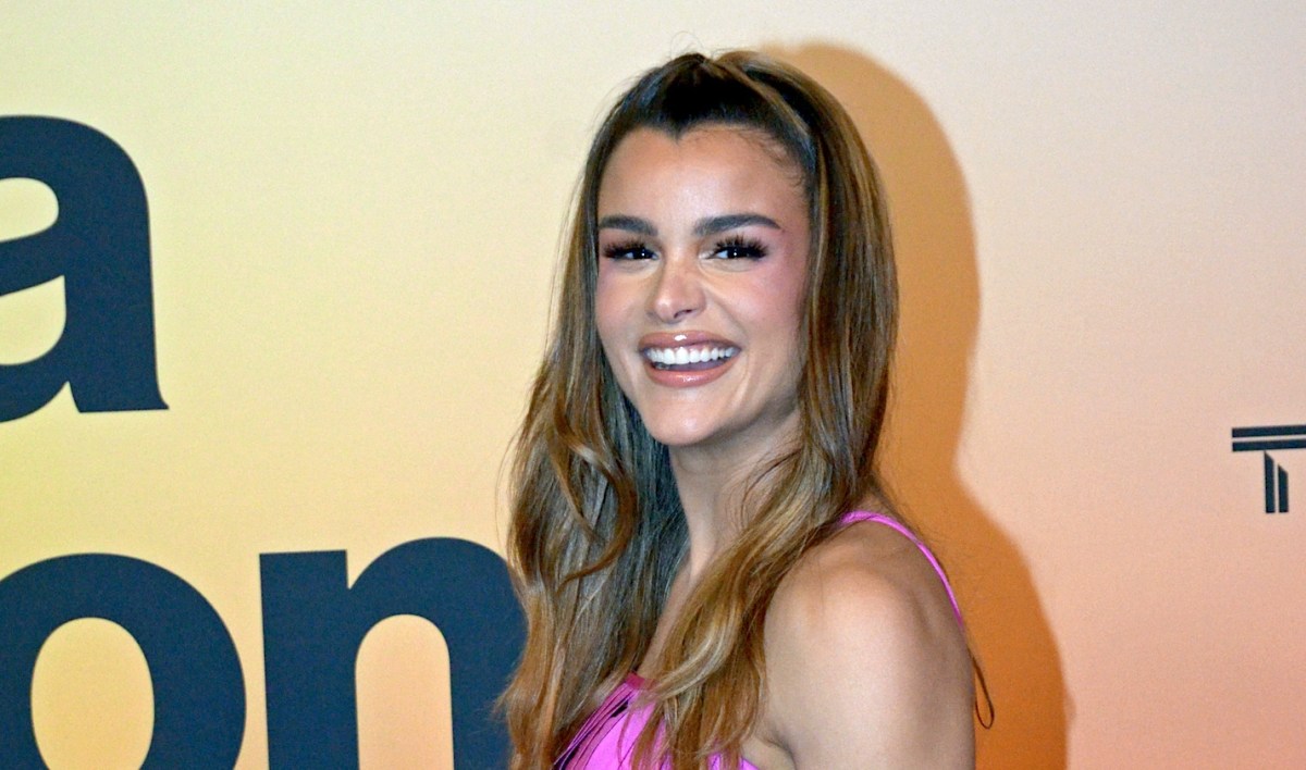 Clarissa Molina con una sonrisa presume sus curvas mientras se pasea ...