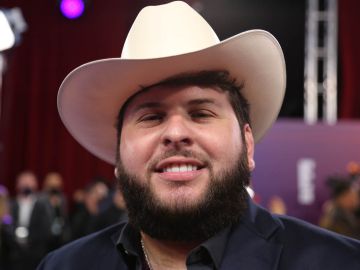 El Fantasma recibió un extraño mensaje mientras le cantaba a su público ...