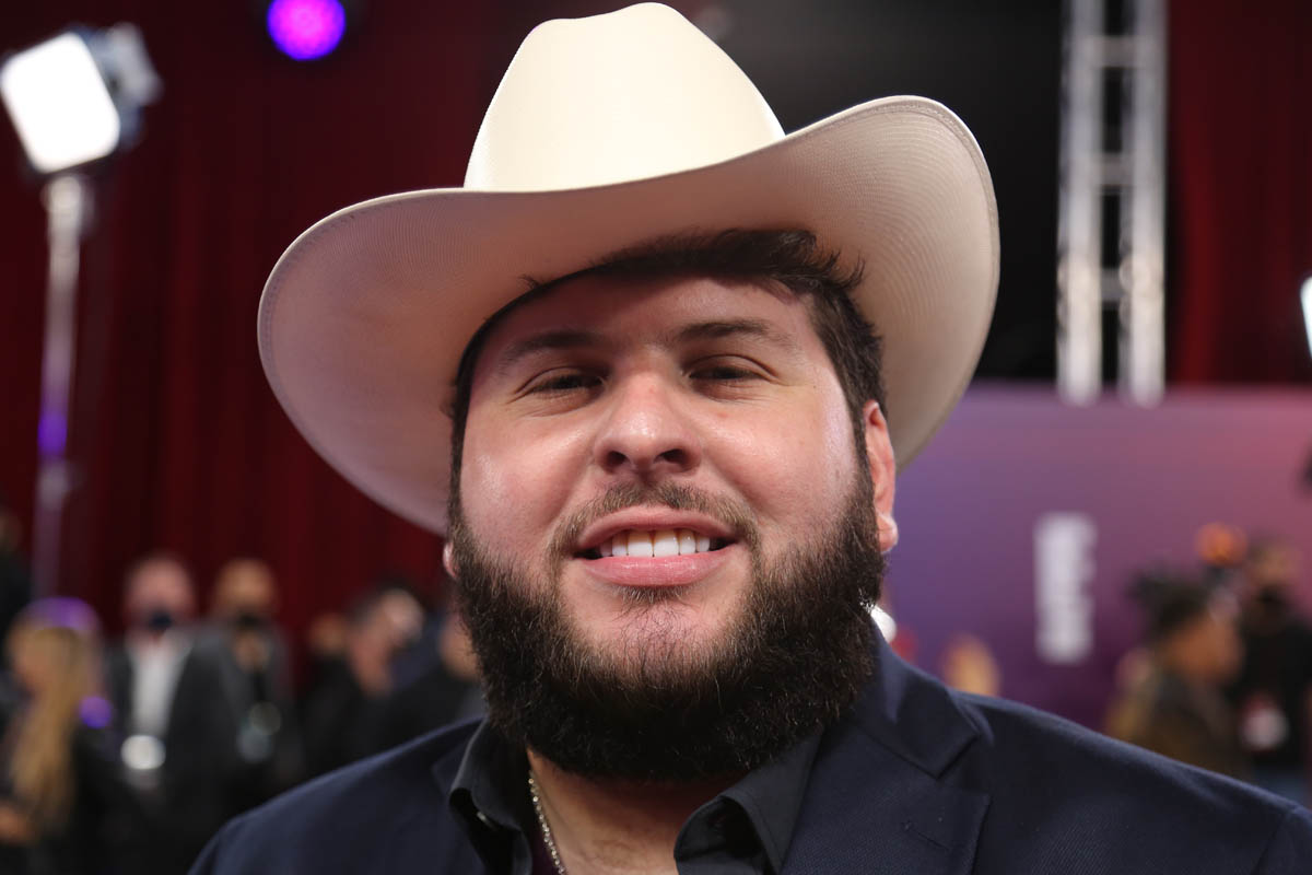 El Fantasma recibió un extraño mensaje mientras le cantaba a su público ...