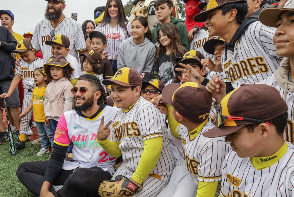 Dominicano Fernando Tatis Jr. impartió clínica de béisbol a cientos de ...