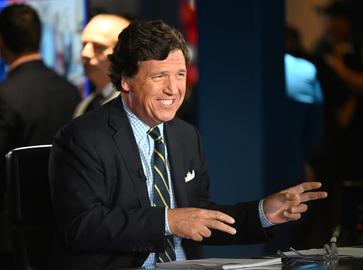 Video: Tucker Carlson lanza el primer episodio de su nuevo programa en ...