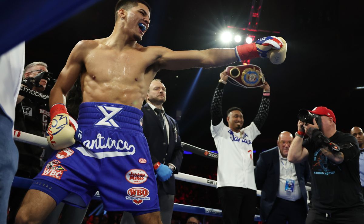 Xander Zayas batió por decisión unánime a Ronald Cruz y retuvo su título en el fin de semana ...