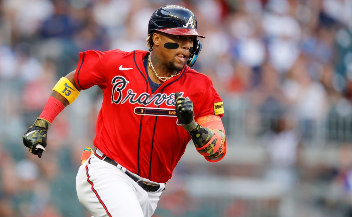 Ronald Acuña Jr. roba su base número 30 y se convierte en el cuarto ...