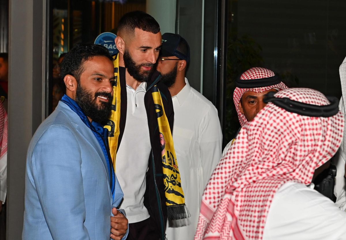 Karim Benzema llegó a Yeda para ser presentado como jugador del club ...