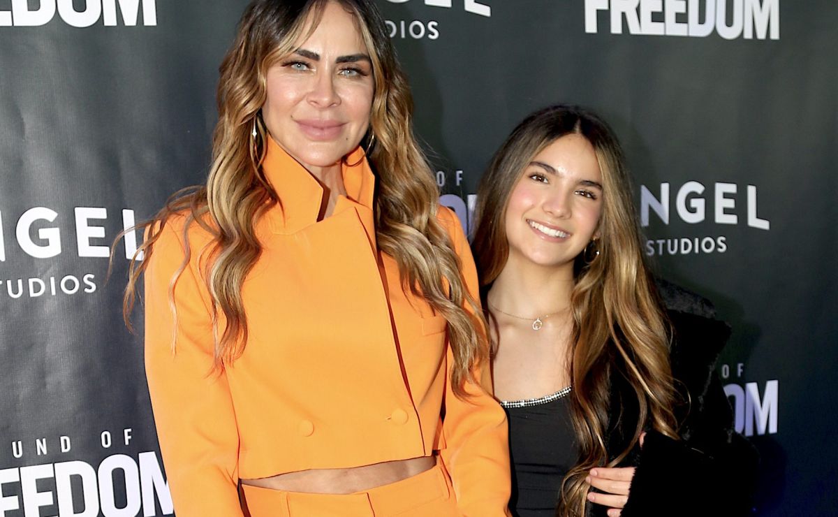 Aylín Mújica y su hija Violeta van al estreno de la cinta "Sound of ...