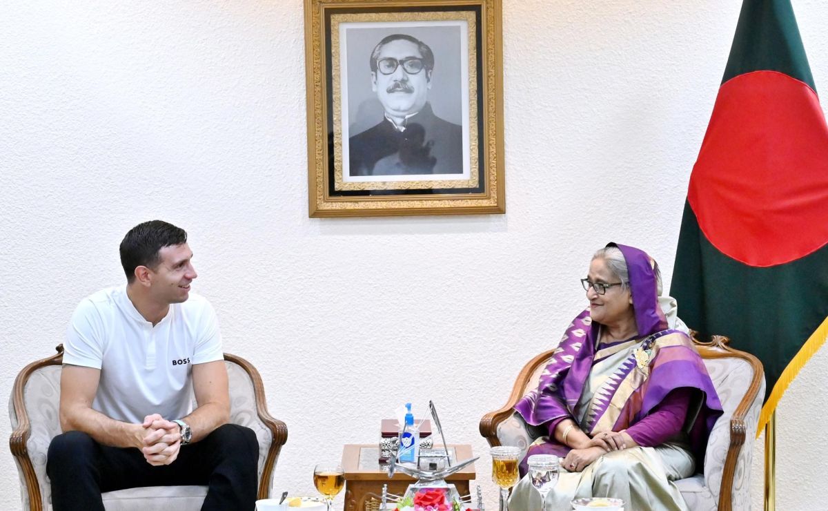 El argentino Emiliano "Dibu" Martínez visita Bangladesh y le regala un camiseta de Argentina a ...
