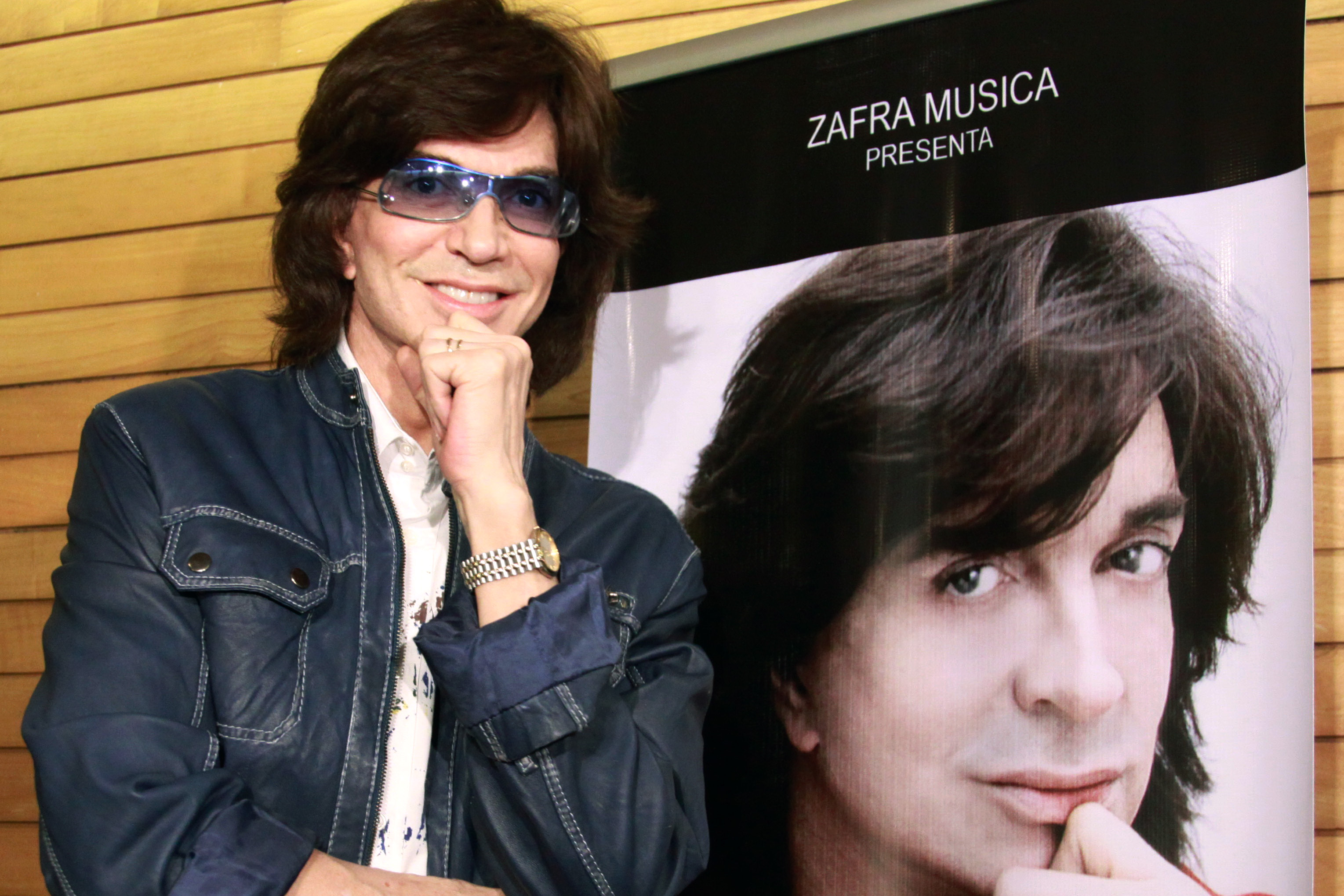 Hijo de Camilo Sesto causa revuelo por posar de espalda en micro hilo de tanga - El Diario NY