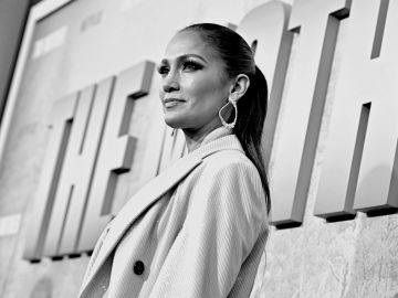 Jennifer López está de cumpleaños y lo celebra posando con un sexy ...