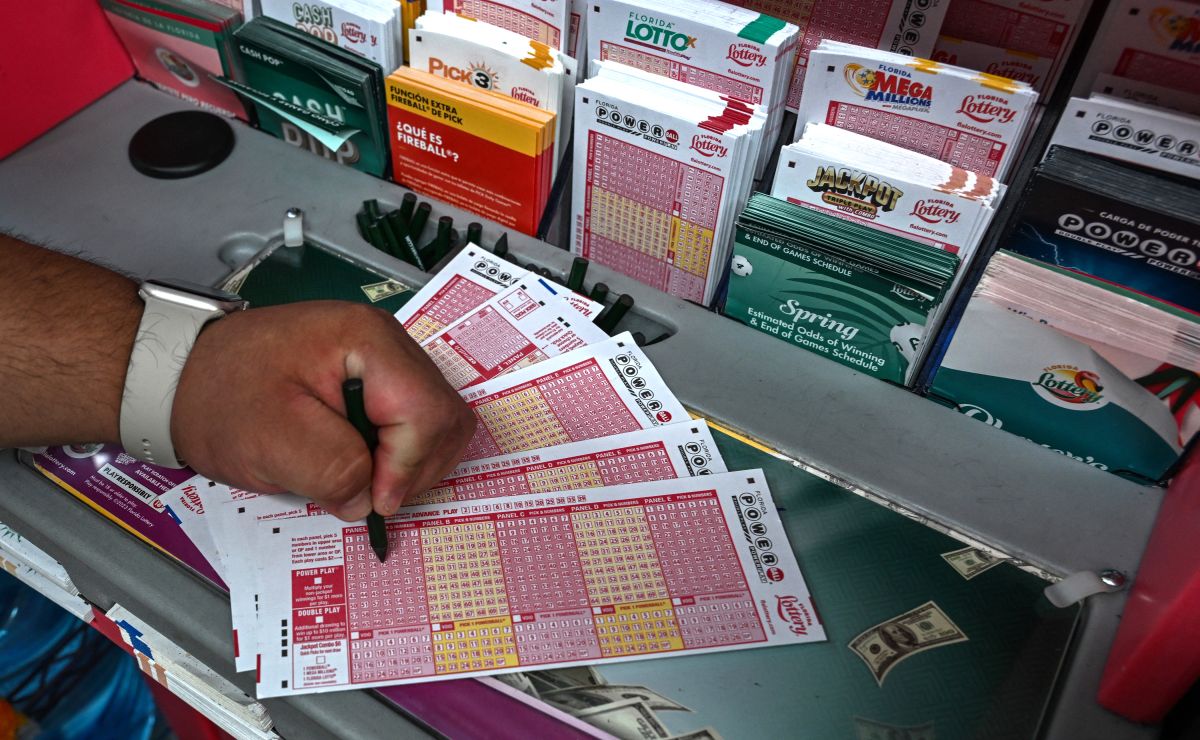 Firma de Edwin Castro en boleto ganador de los $2,000 millones del ...