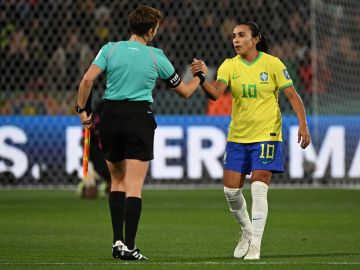 Brasileña Marta hace historia al convertirse en la jugadora con más Mundiales jugados - El Diario NY