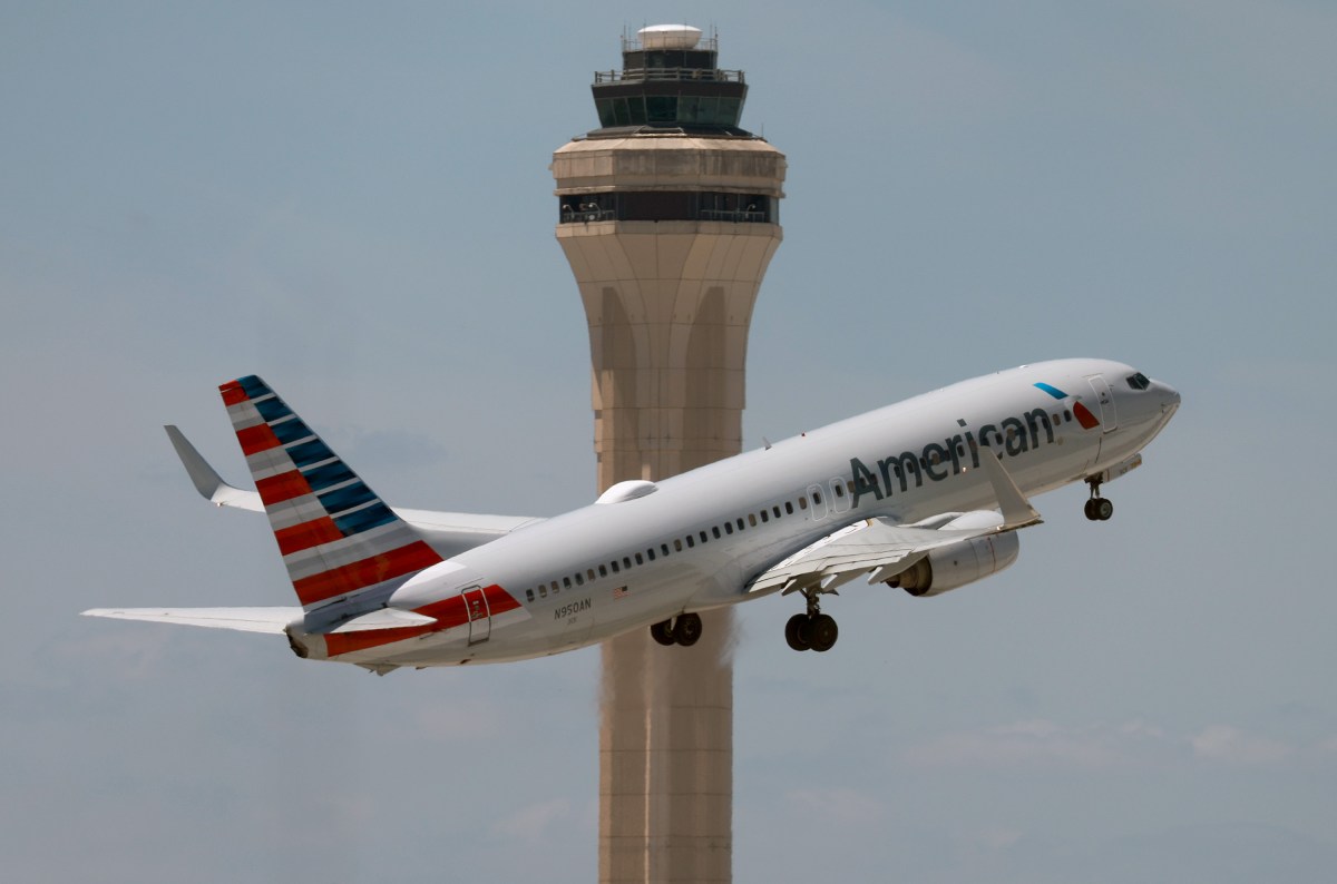 Pasajera abandona vuelo de American Airlines al asegurar que en él viajaba un "ser no real" - El ...