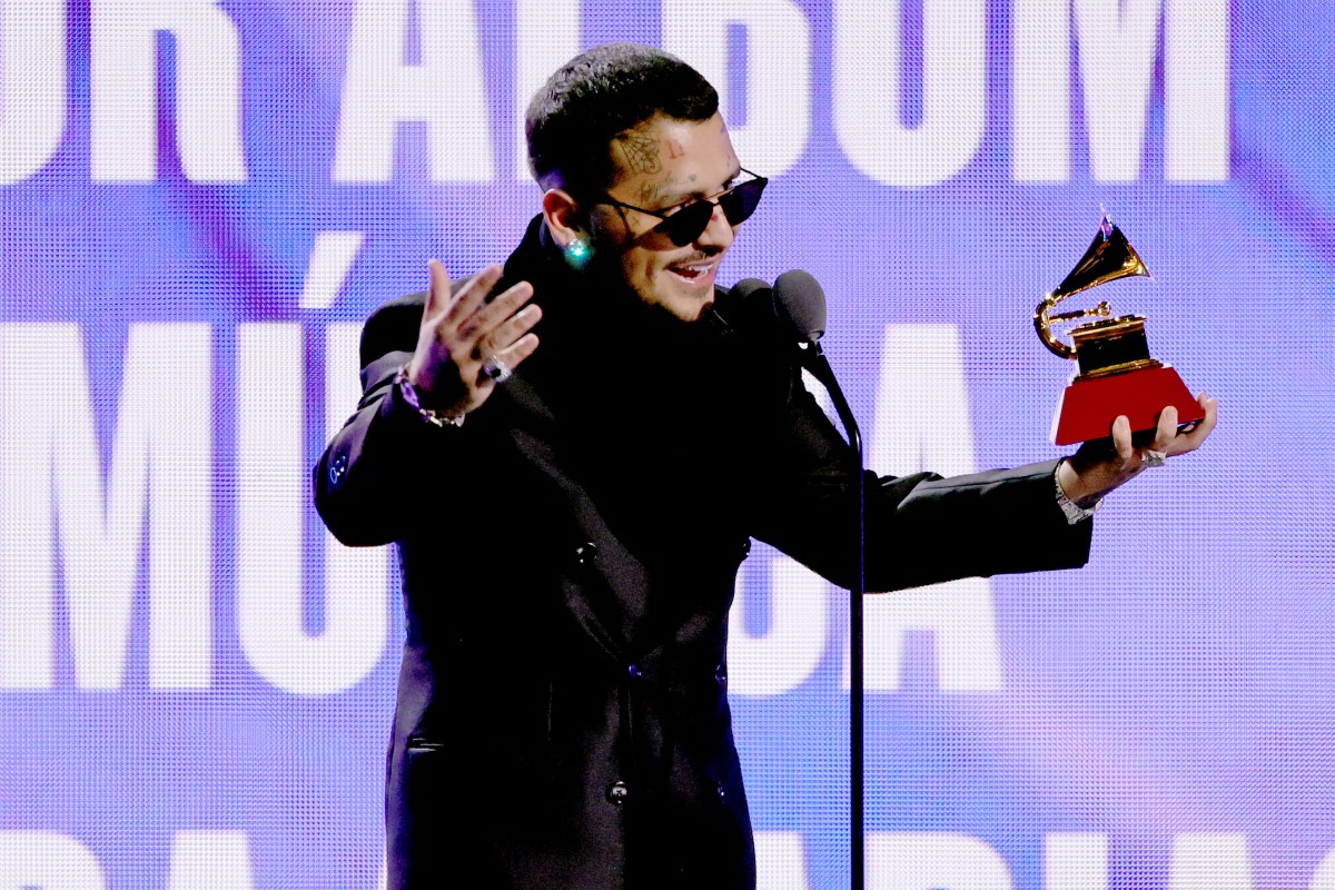 Christian Nodal sorprende a su público con unas fotos desde el bosque y ...