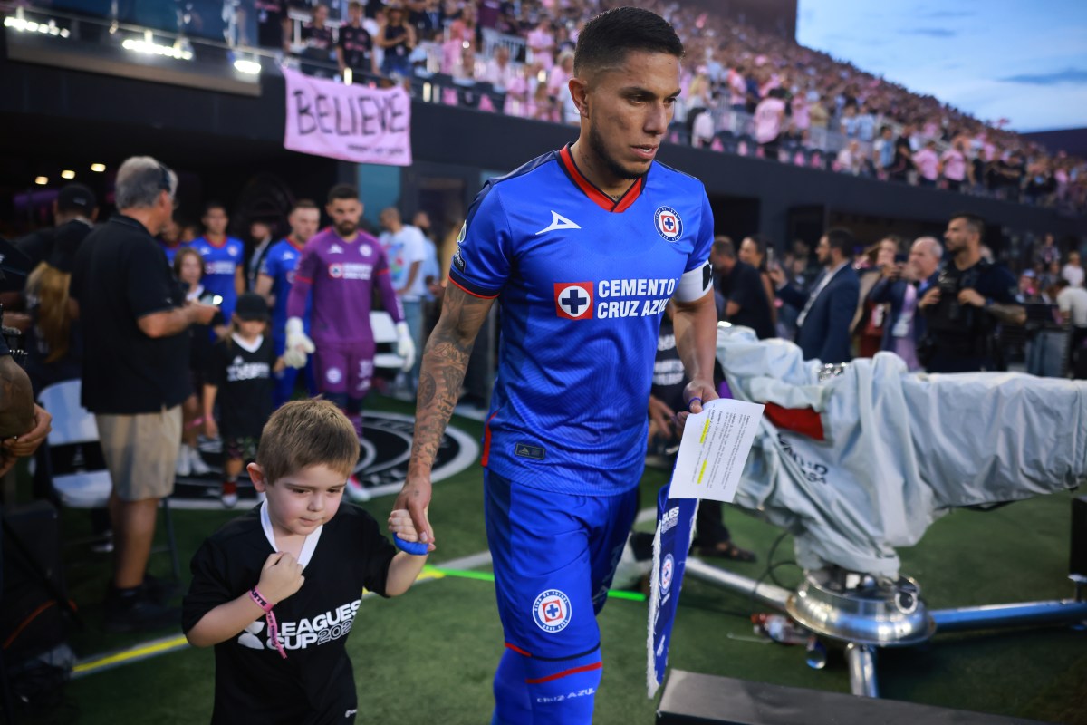 Hincha de Cruz Azul insultó a Carlos Salcedo mientras regalaba su ...