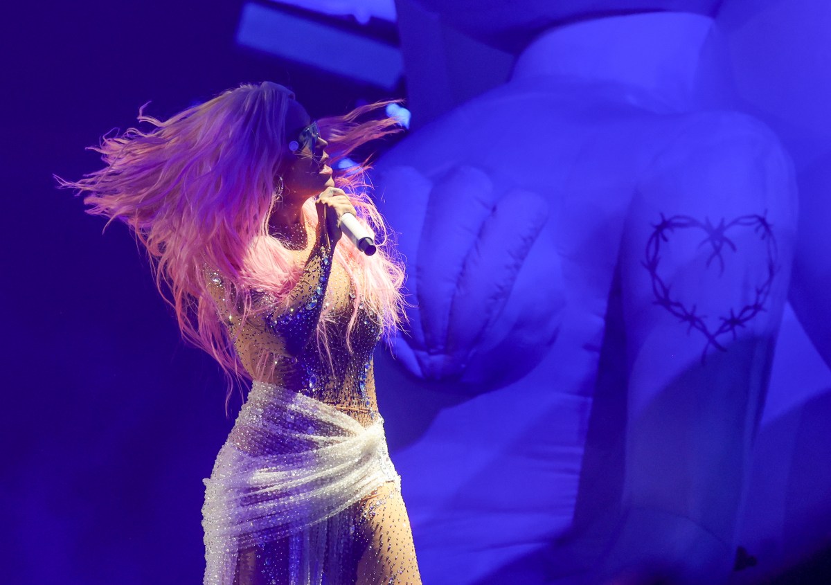 La entrenadora de Karol G está orgullosa de la transformación física de ...