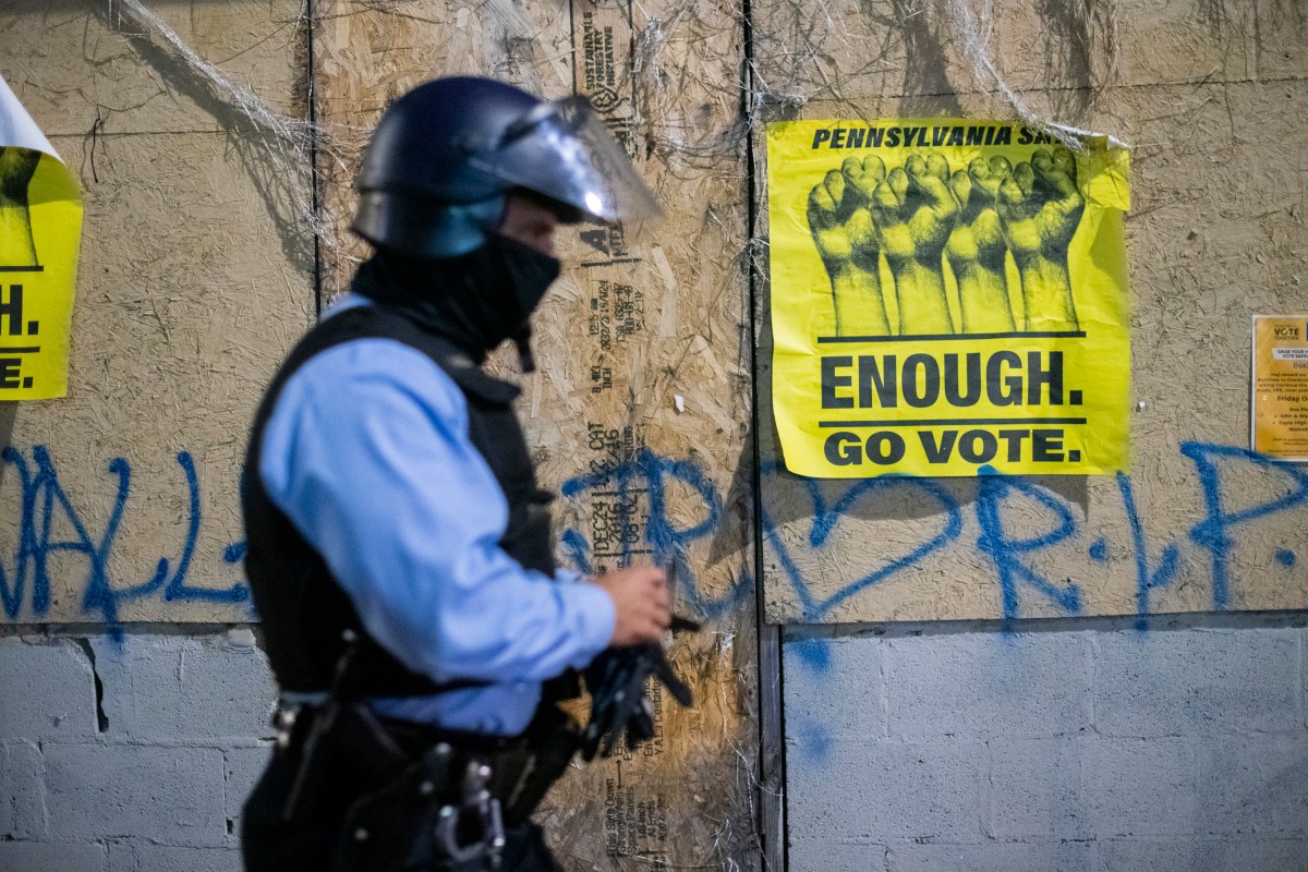 Restablecen cargos de asesinato contra expolicía de Philadelphia tras ...