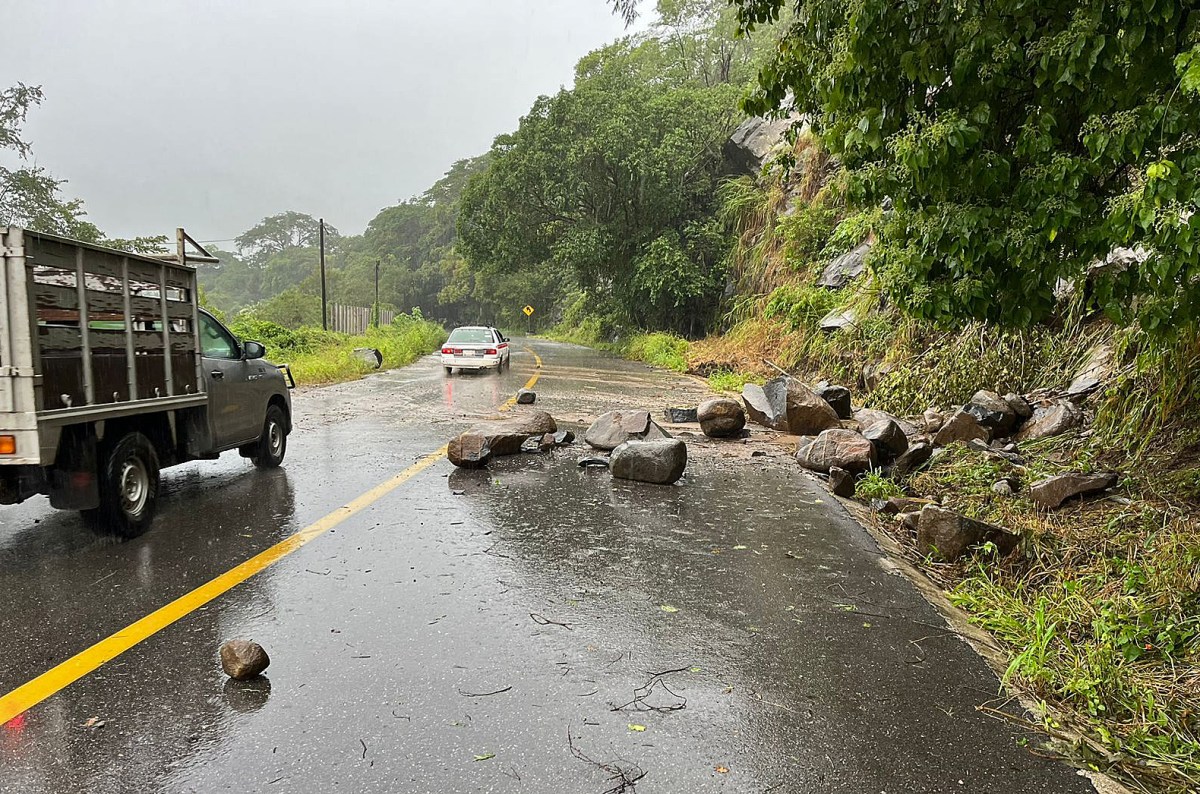 Huracán Otis causa graves daños en principales vías de Guerrero, México ...