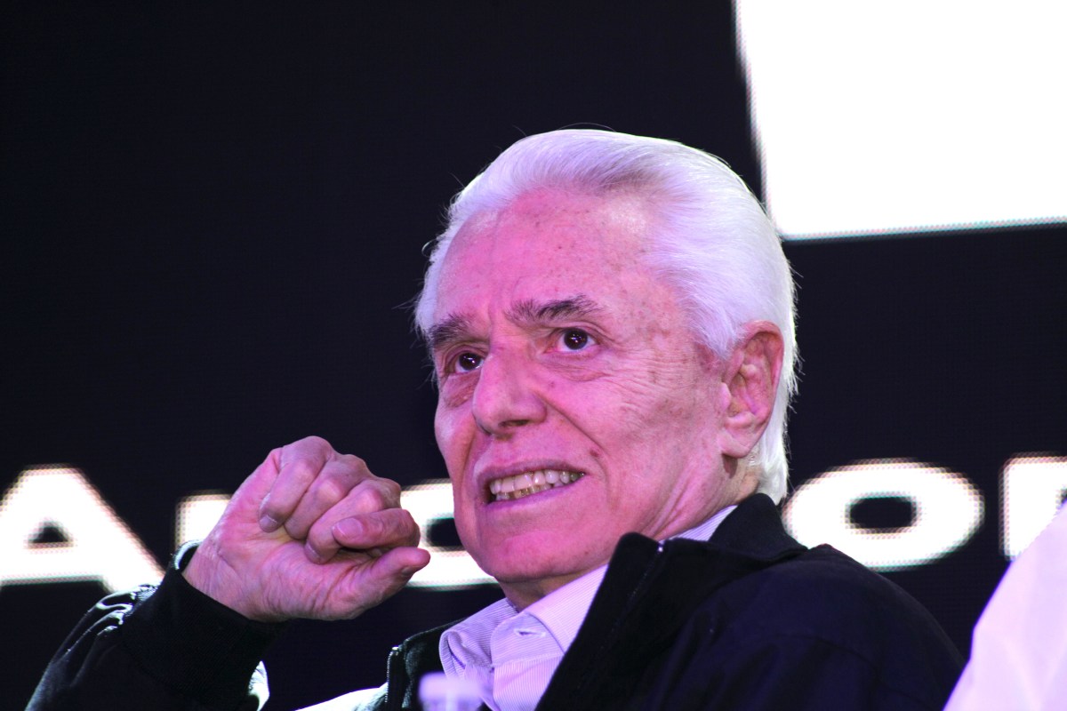 Enrique Guzmán se disculpa y envía un mensaje: "Nunca he tocado en mi ...