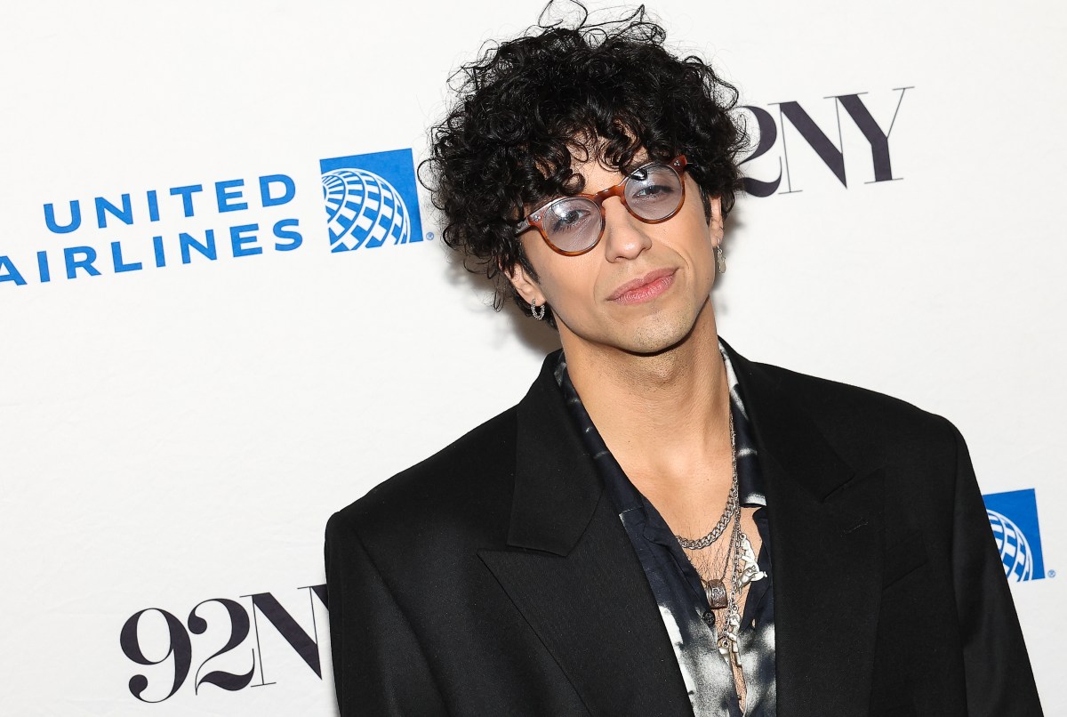 Sebastian Chacon, actor de “Daisy Jones & The Six”, es acusado de ...