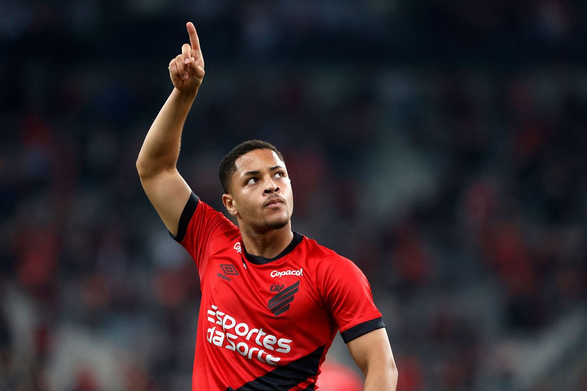 FC Barcelona recibió su regalo de Navidad: Vitor Roque posa con la ...