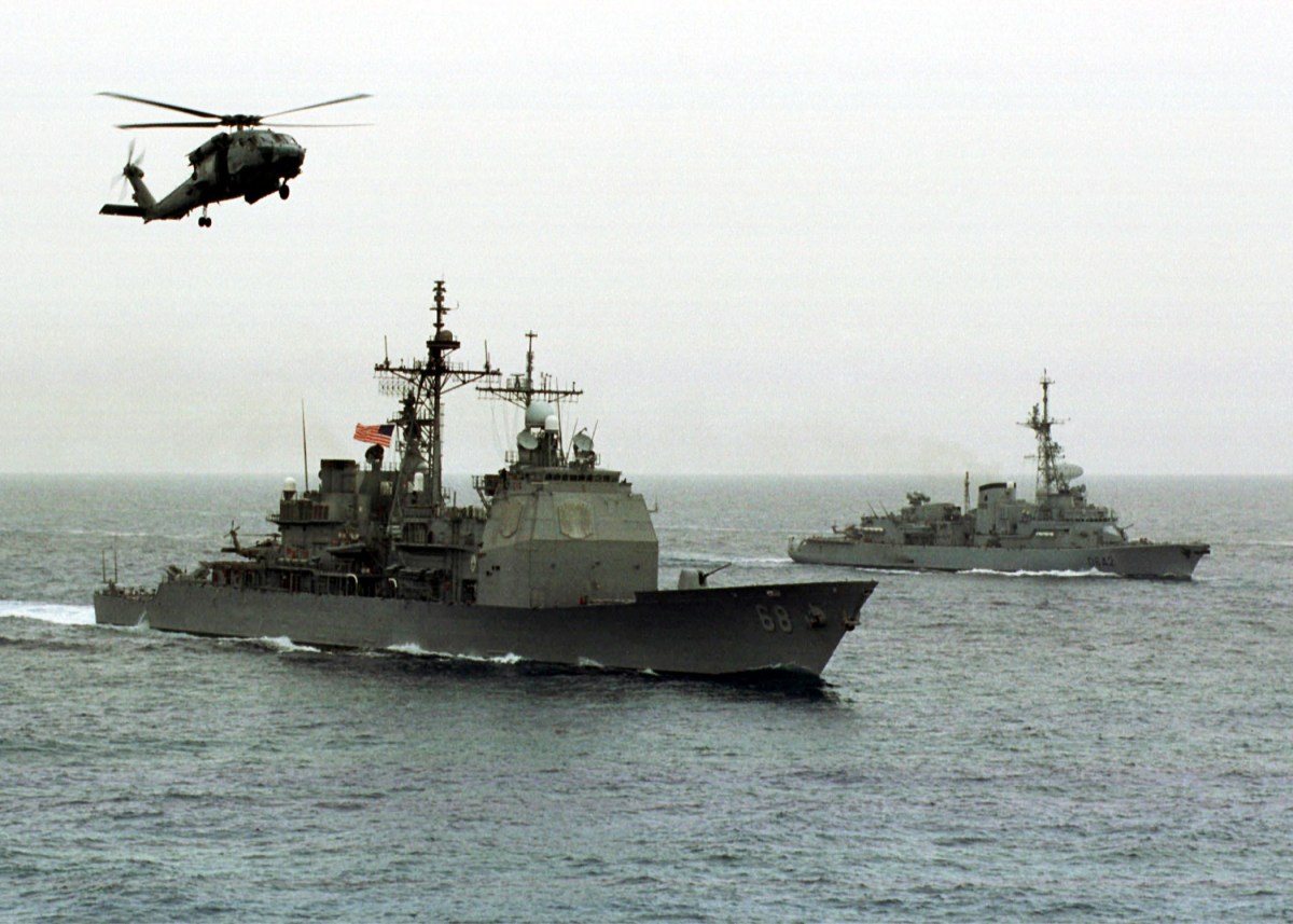 Buques estadounidenses y británicos derriban 15 drones de rebeldes ...