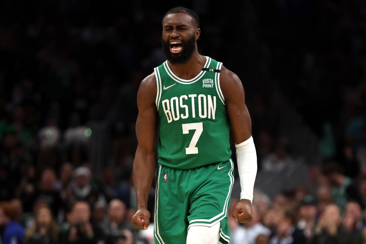 Jaylen Brown se vistió "de gala" con un espectacular suéter con el ...