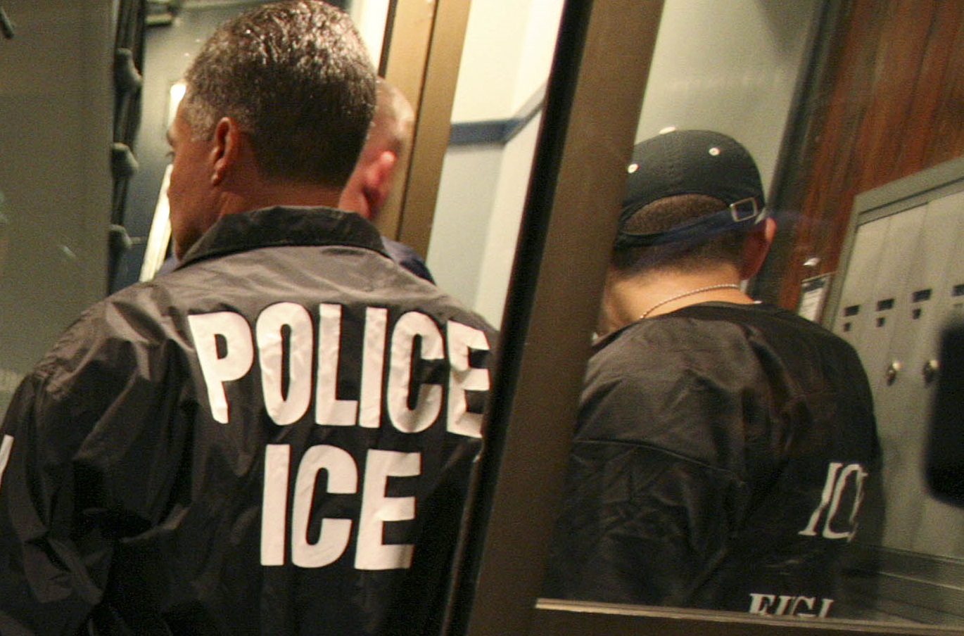 Tras violenta redada ICE deberá pagar a una pareja - El Diario NY