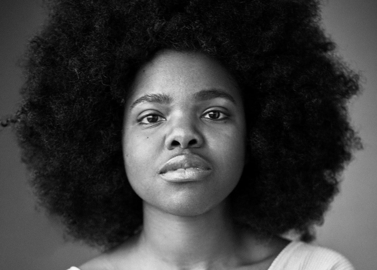 Vuelve a arremeter contra la actriz Francesca Amewudah-Rivers, de ...